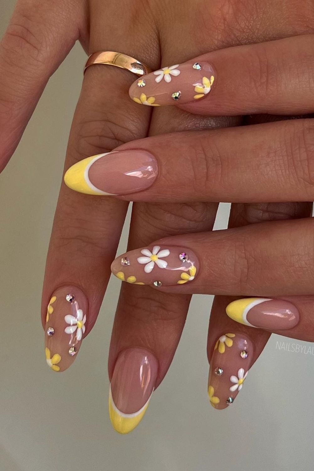 25 Yellow Nails Design You Should Try in 2025 – For Gleam