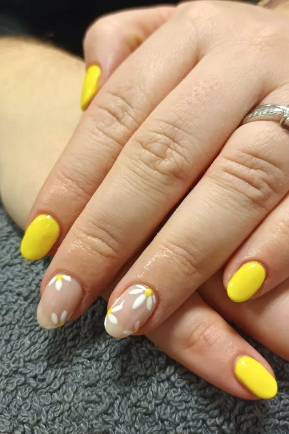 25 Yellow Nails Design You Should Try in 2025 – For Gleam