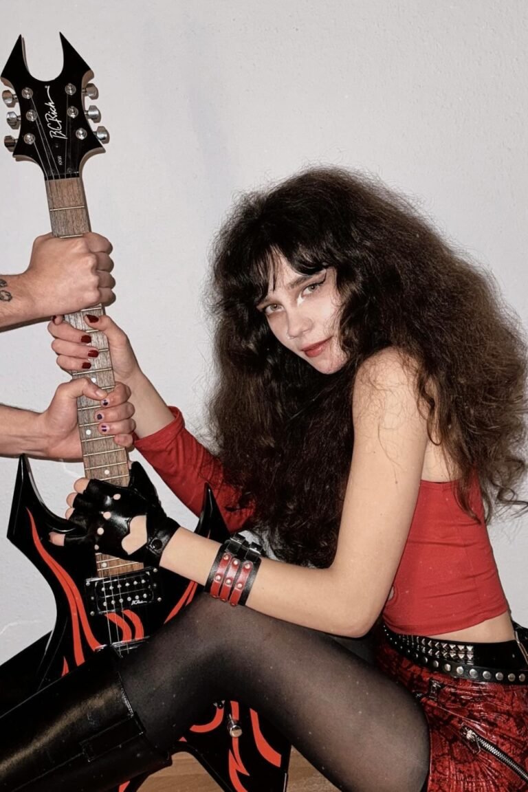 25 Easy Yet Bold Hairstyles for Rock Concert Nights – in 2026 – For Gleam