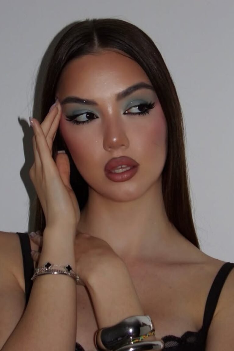 20 Stunning 2000’s Makeup Looks – For Gleam